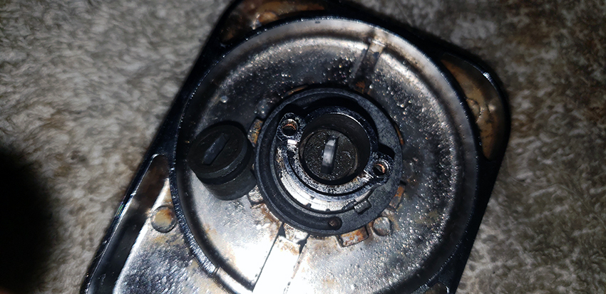 Removing a stuck fuel cap from tank without damage - KZ1300.COMmunity